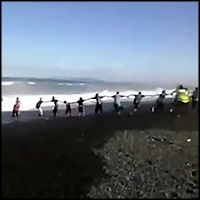 Beach-Goers Form a Human Chain to Save Drowning Boy - Amazing Act Caught on Tape!!!