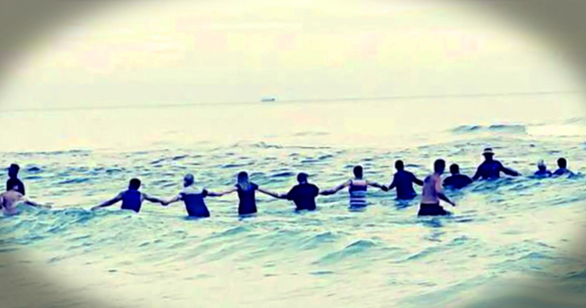 Human Chain Of 80 People Save A Drowning Family From Rip Current